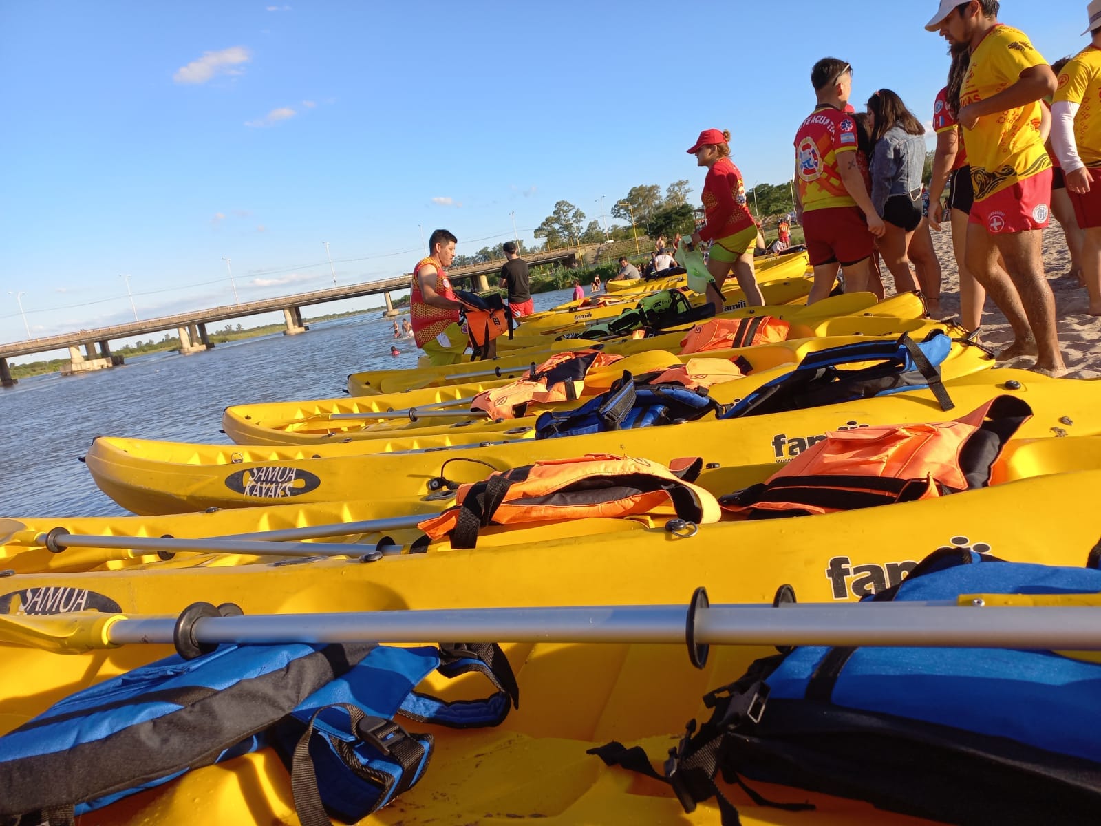 En las playas del Río Dulce, enseñan a navegar en kayak y a bailar ...