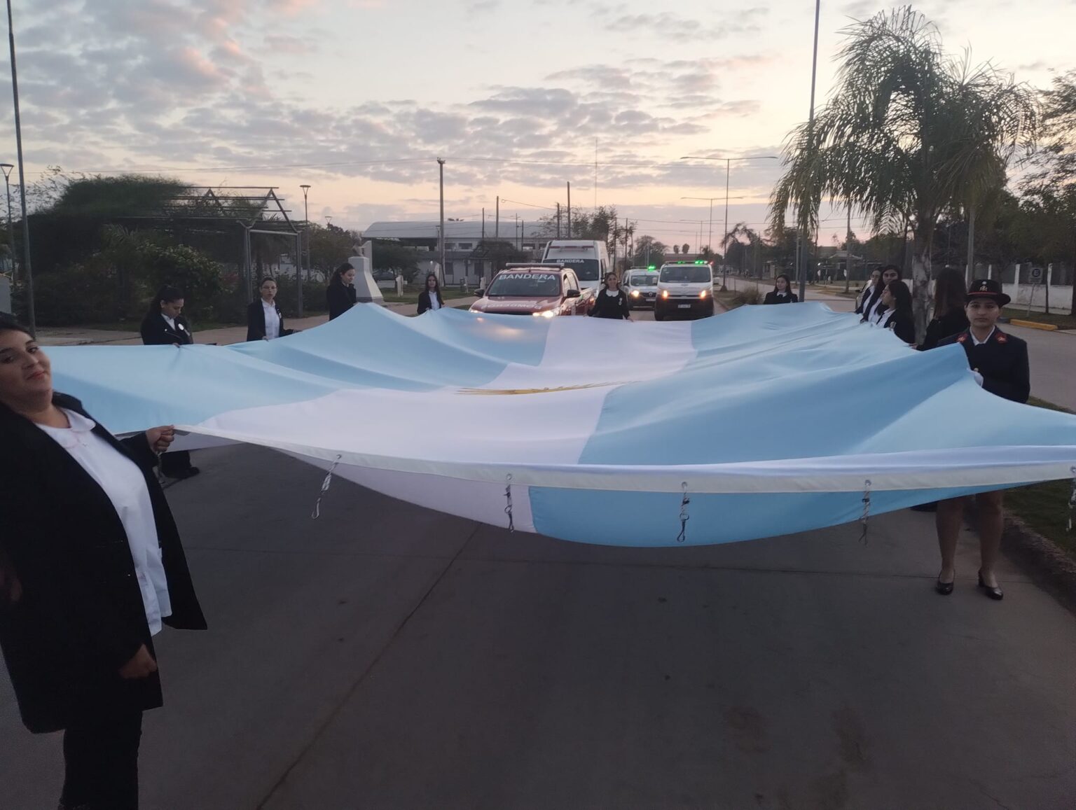 ¡Bandera se viste de celeste y blanco para celebrar el Día de la ...