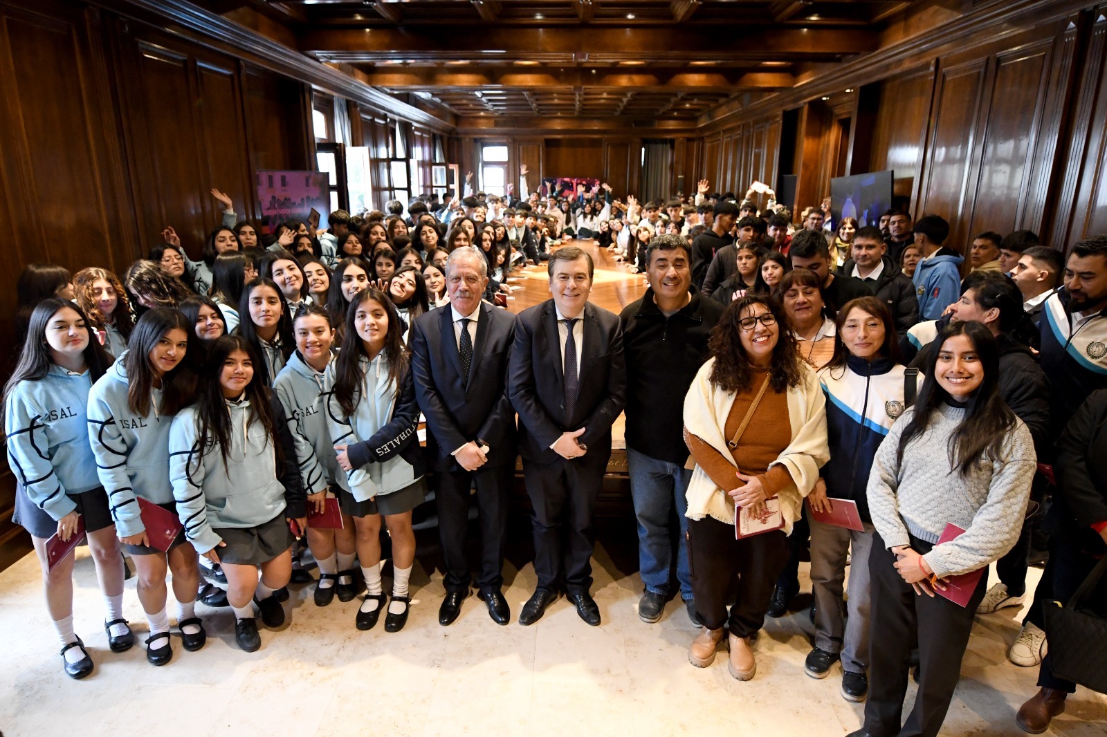 Estudiantes de siete departamentos fueron recibidos por el gobernador ...